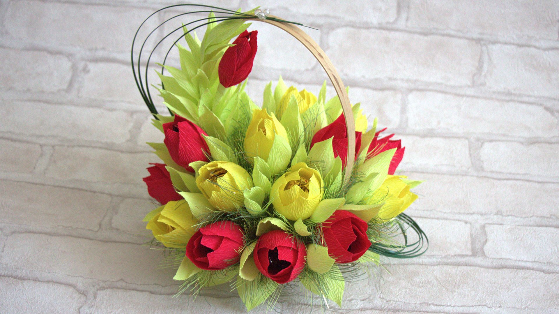 Тюльпан из конфет и гофрированной бумаги своими руками. Видео мастер-класс. Tulip Candy master class