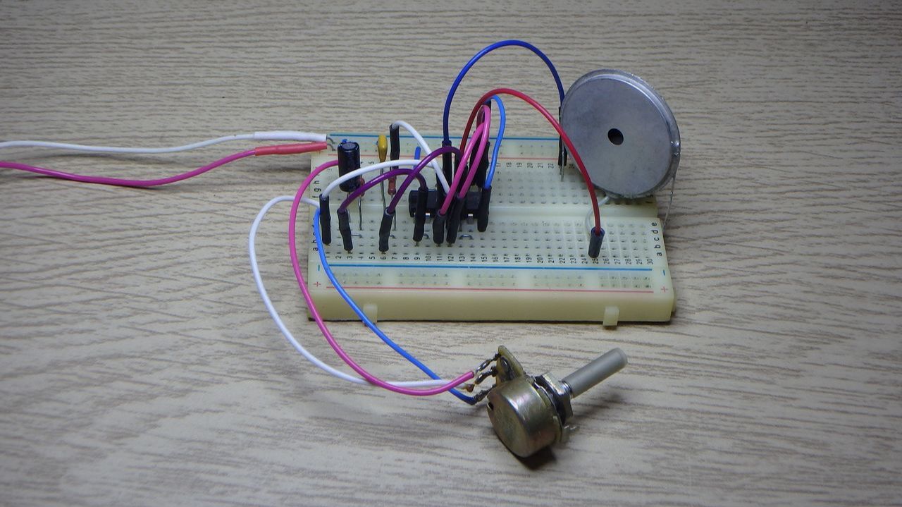Двухтональный генератор на КР1561ТЛ1.