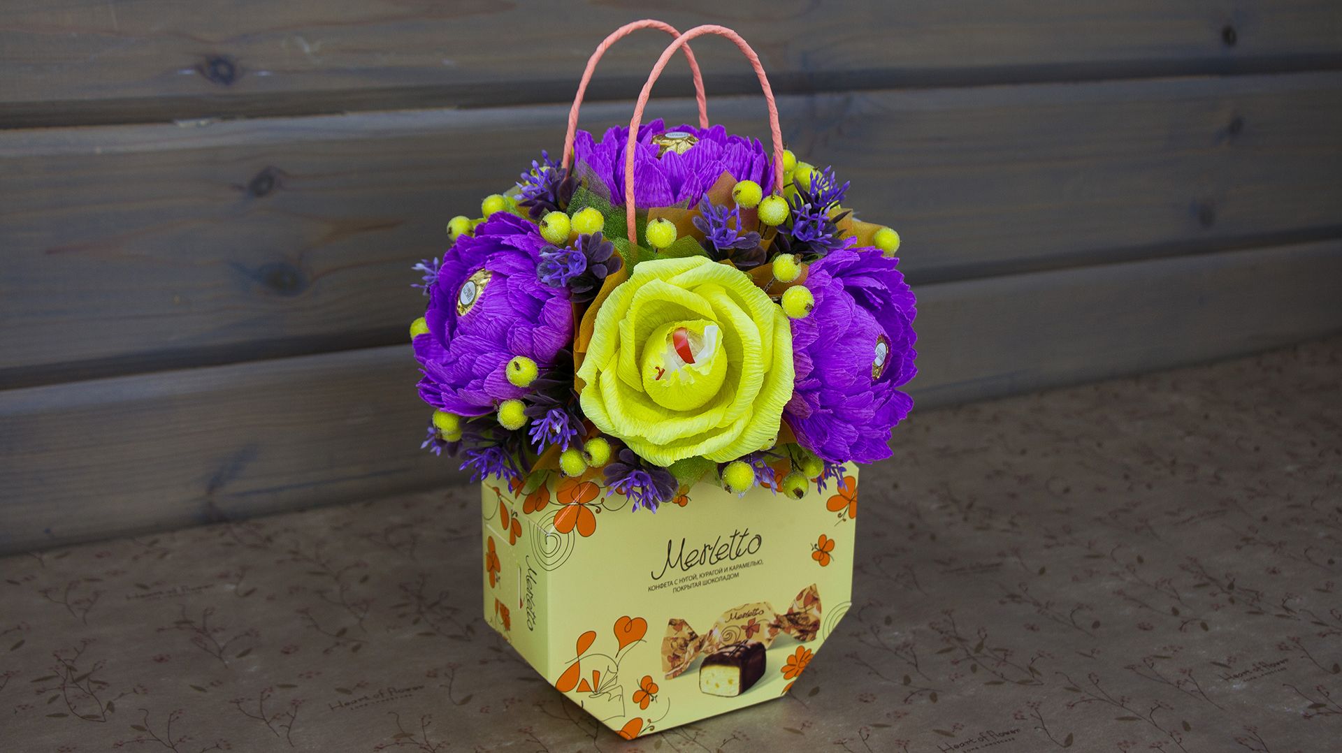 Сумочка из коробки конфет. Сладкая композиция из гофрированной бумаги.