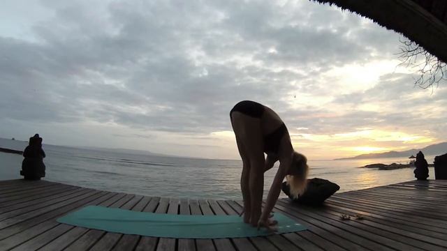 Земкова Ольга. 10 МИНУТ ЙОГИ ВОЗЛЕ ОКЕАНА средний уровень!