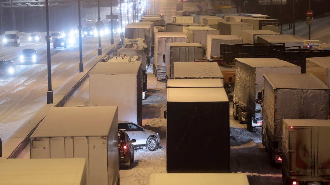 Машины застряли на МКАД из-за сильного снегопада