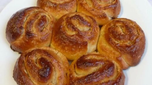 Булочки или розанчики с корицей.