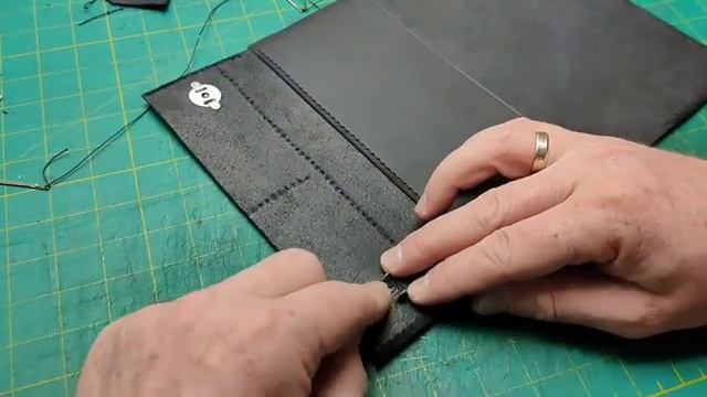 Шью простой большой женский кожаный кошелек на магнитах. Бесплатная выкройка жен