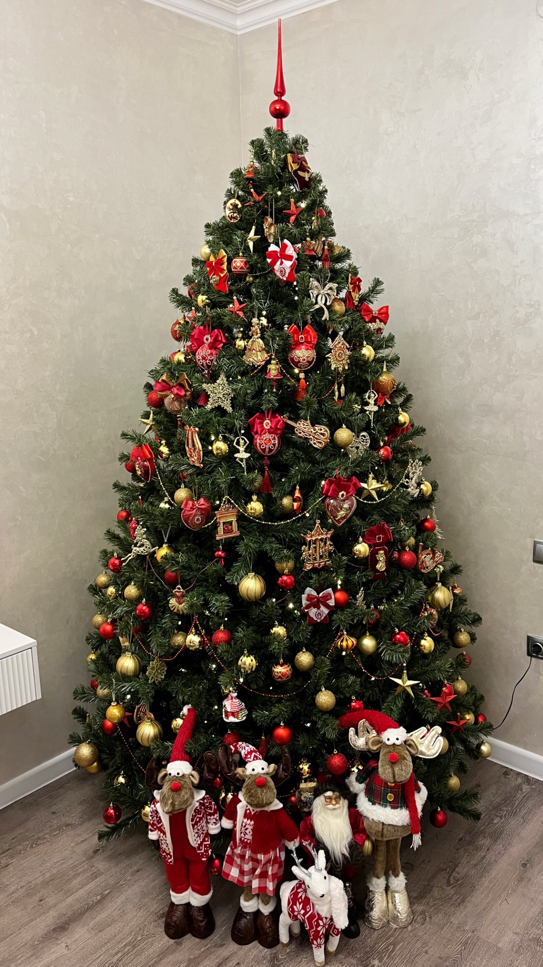 Елочка номер один в Питере в красно- золотом наряде