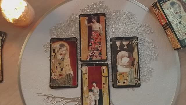 ВСПОМИНАЕТ ЛИ ОН ТЕБЯ СЕЙЧАС? ЧТО ДУМАЕТ?💝ТАРО РАСКЛАД