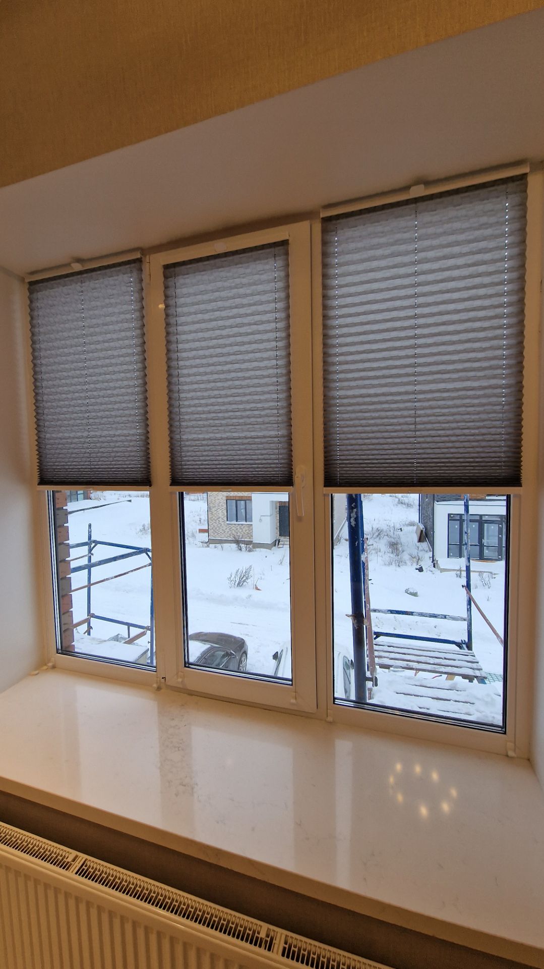 Ткань Новелла серый. Шторки плиссе. Натяжная система вверх-вниз.