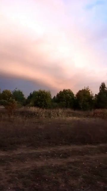 Необычное облако на небе, красота природы.