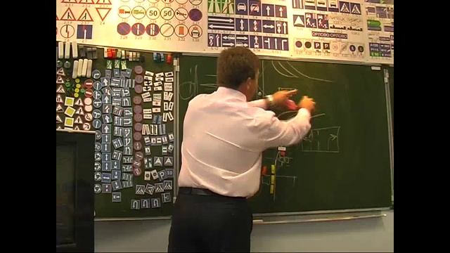 Урок 38. ПДД. Сигналы светофоров и регулировщиков. Часть 2.