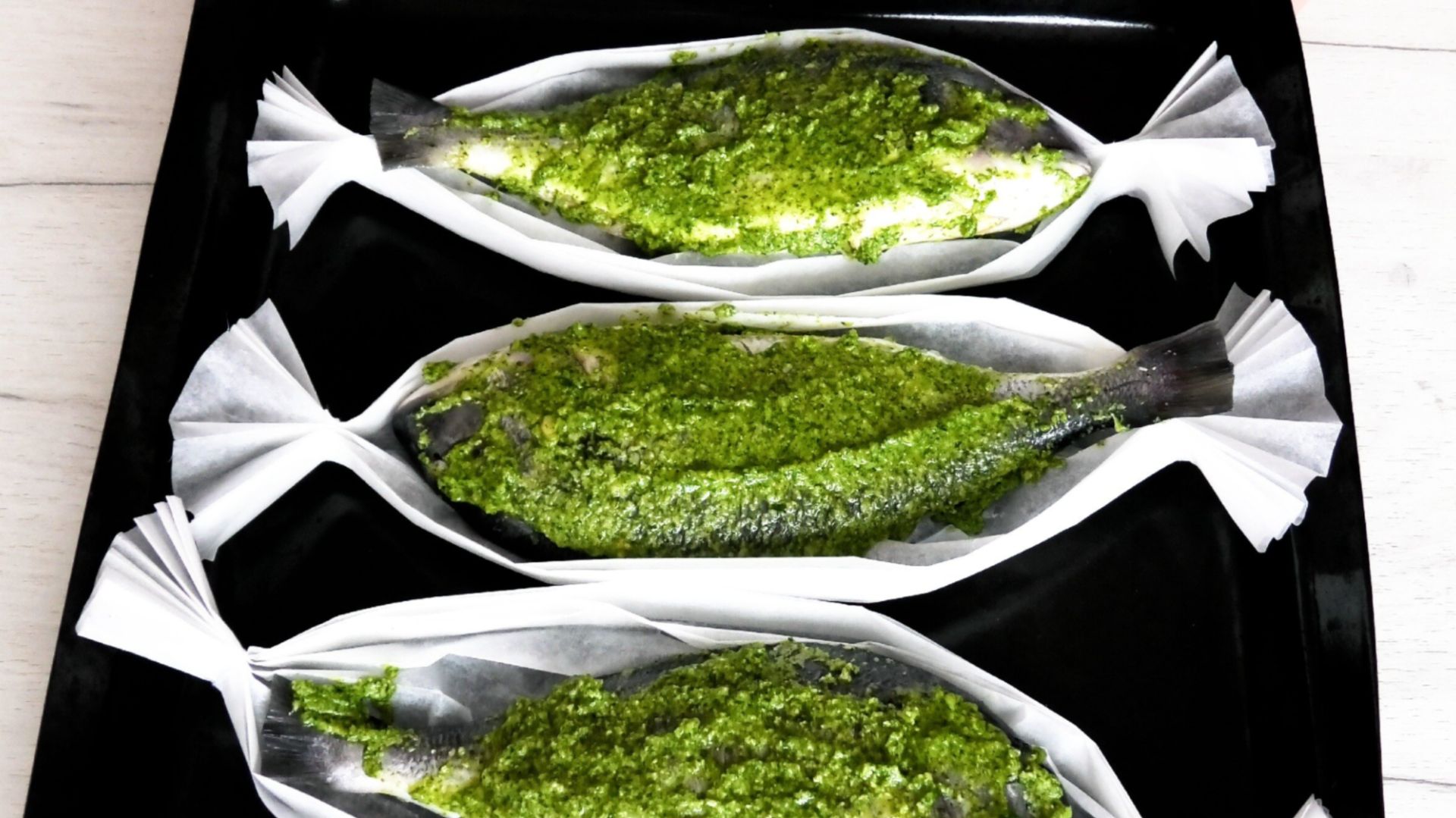 Дорадо в зелёном соусе