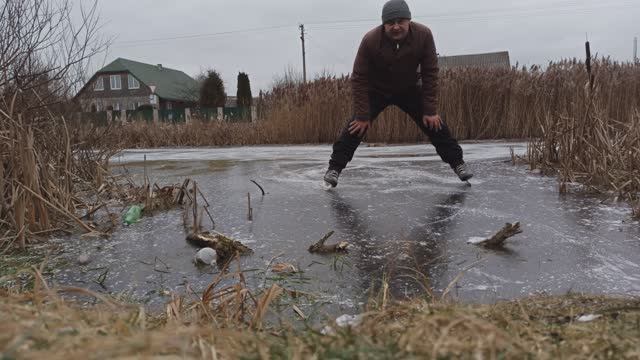 На КОНЬКАХ по первому льду 25.12.2025