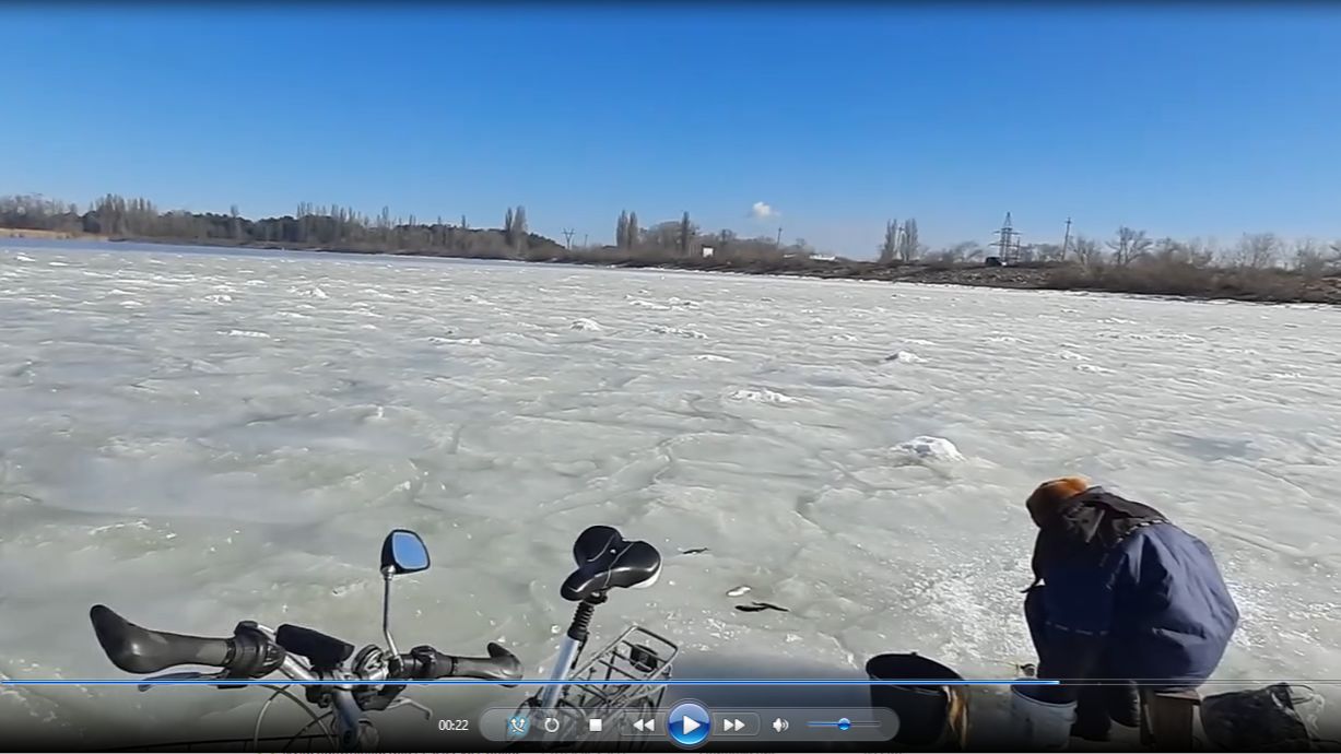 Белозёрская защитная дамба Каховского вдх. реки Днепр посетил рыбаков-любителей подлёдного лова рыбы