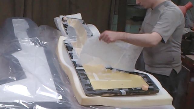 №13- Вскрытие вакуумного мешка после формовки внешнего слоя и наполнителя на 1 половине фюза.