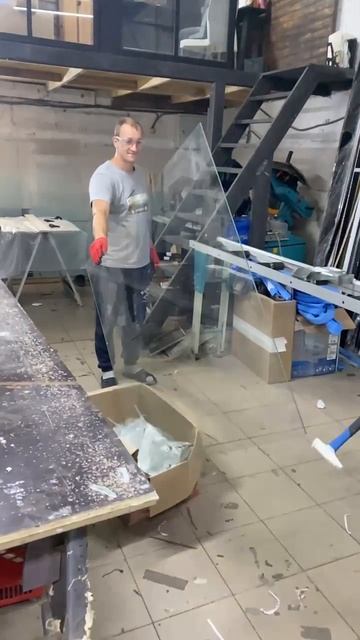 Стекло закаливают для повышения прочностных характеристик- Запекают в печах при высоких температурах