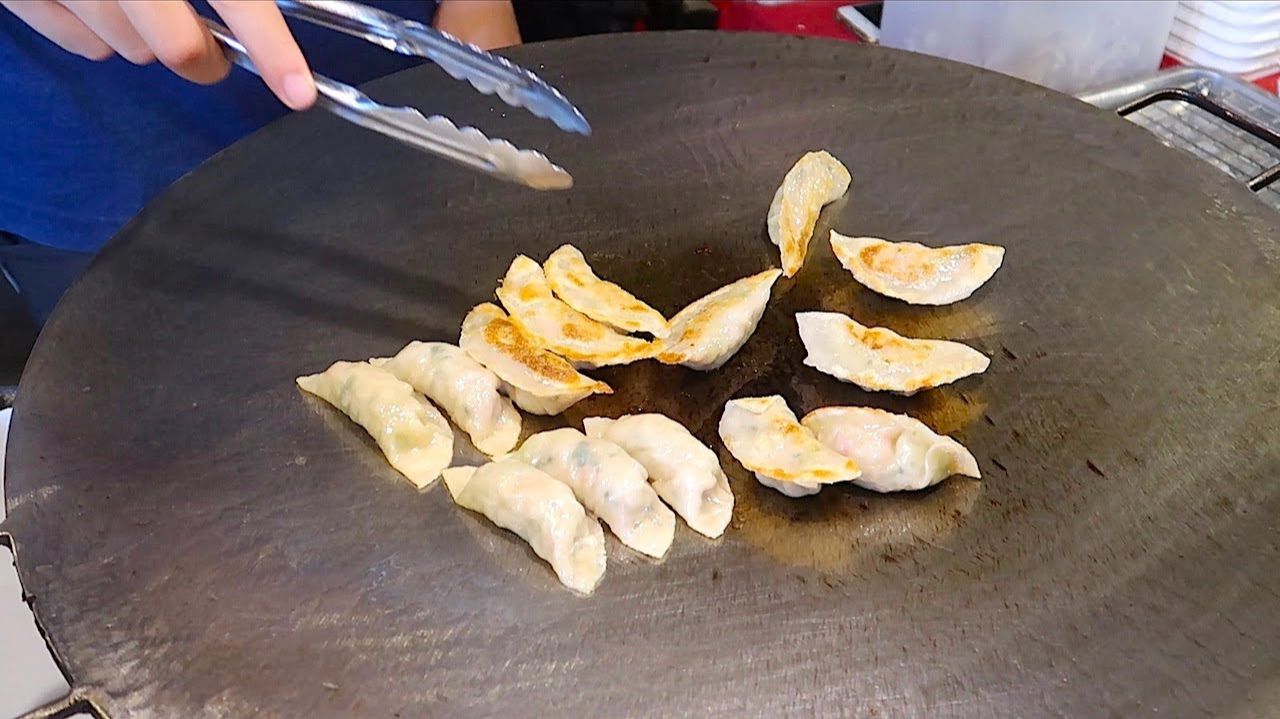 Жареные пельмени (гёдза) - уличная еда Бангкока