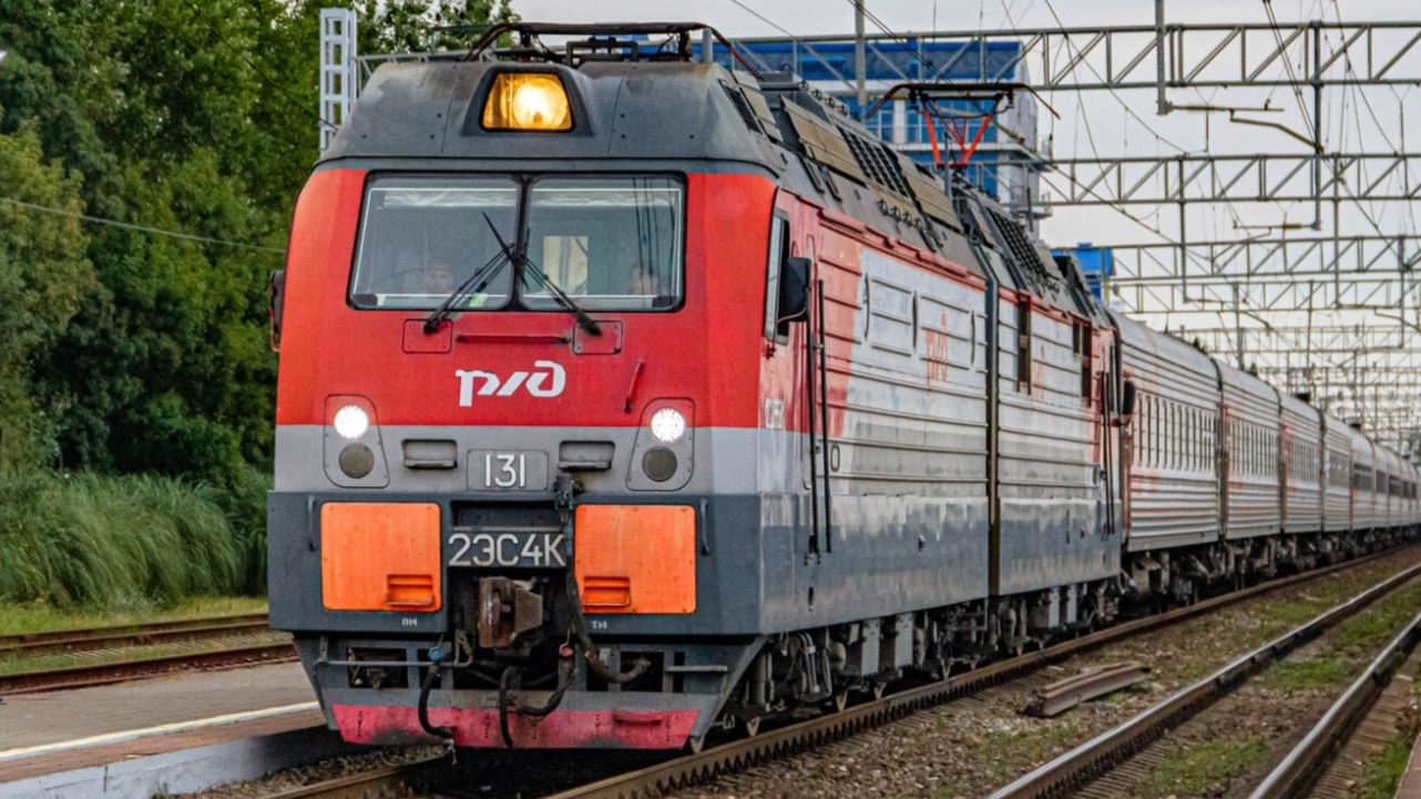 Проезд поезда дальнего следования в Адлере