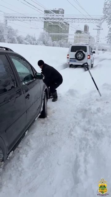 Краснодарские инспекторы ДПС помогают водителям, попавшим в беду из-за непогоды