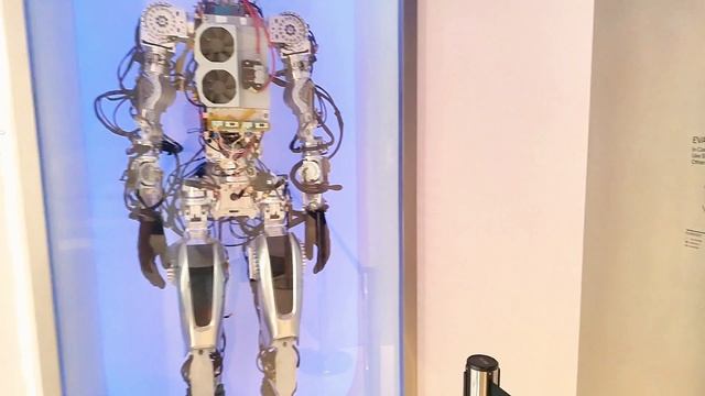 Tesla Diner  LA(ресторан на бульваре Санта-Моника в Лос-Анджелесе, управляемый Tesla)