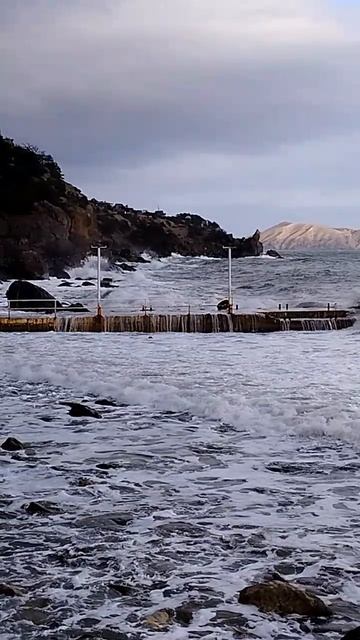 3 января. Шторм в бухте Нового Света. Крым.