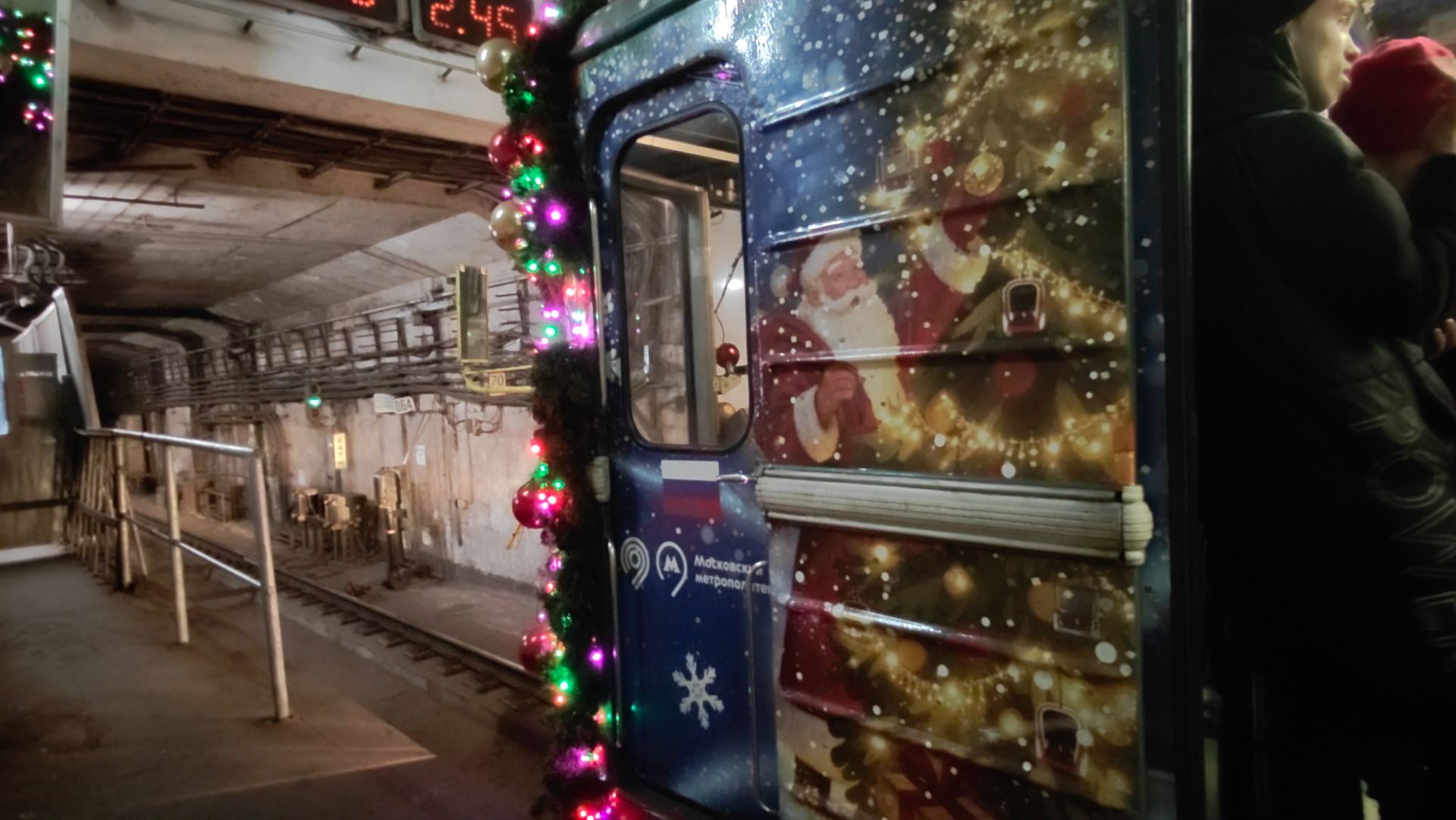 Новогодний номерной поездс гирляндой в московском метро 2026