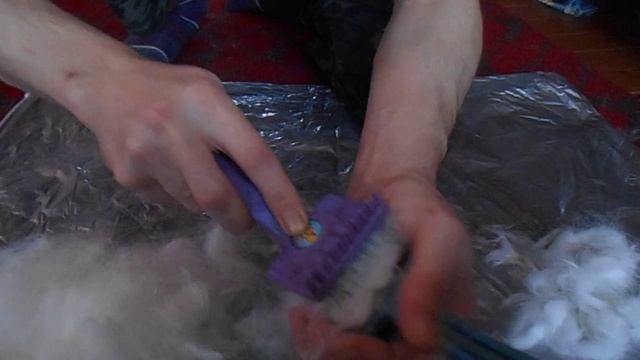 Чесание пуха на ческах - перед прядением на веретено.