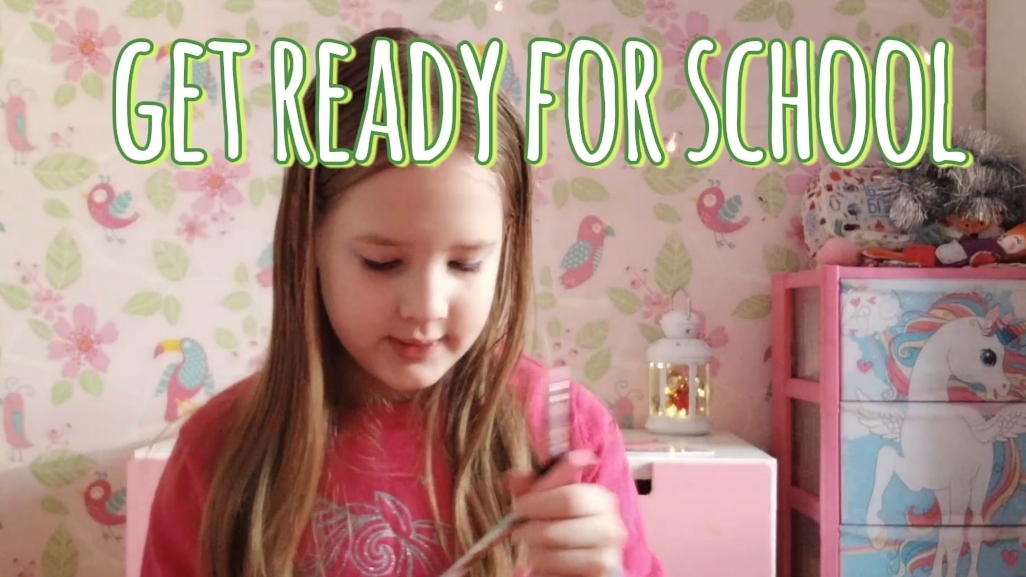 Вика собирается в школу вместе со своей мамой