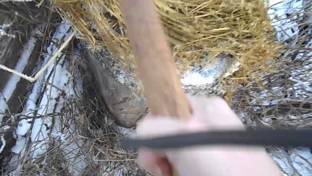 Размозжение стеблей льна на волокна и костру Прядение на веретено.