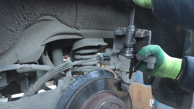 Клинит задний левый суппорт на Ford Focus 3 1,6 Форд Фокус 2013 года