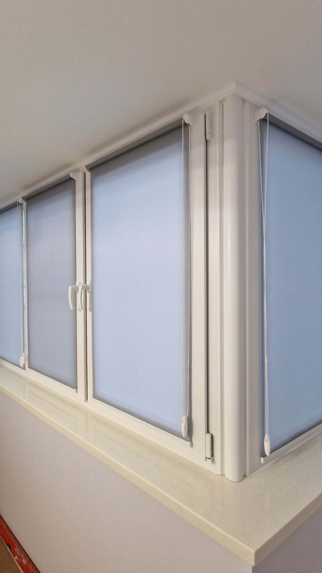 Ткань Севилья светло-серый. Мини рулонные шторки на каждую створку отдельно. Открытая система.