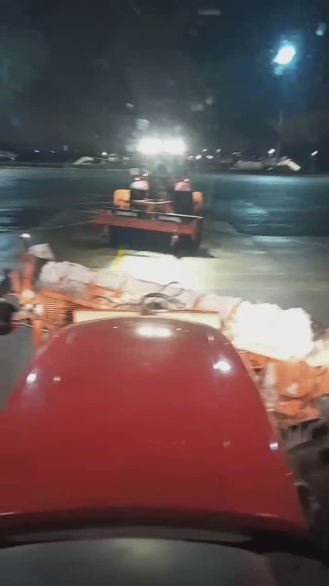 Аэродромная щетка и U образный отвал в работе