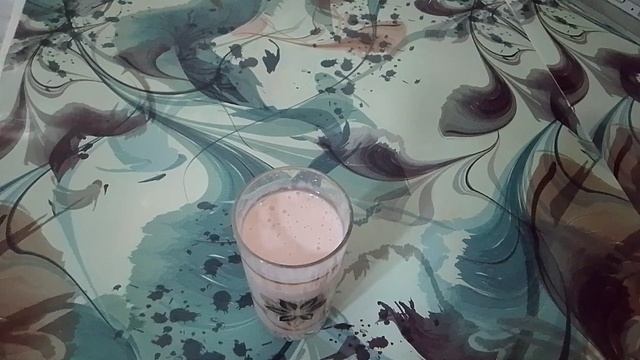 Смузи с клубникой и бананом.