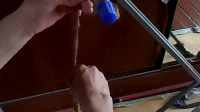 Прядение шерсти после покраски на веретено готовый продукт на заставке