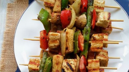 Овощной сатай на арахисовом масле.