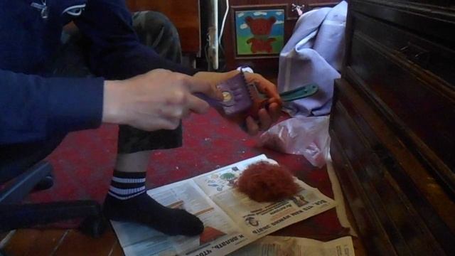 Чесание окрашенного кроличьего пуха.