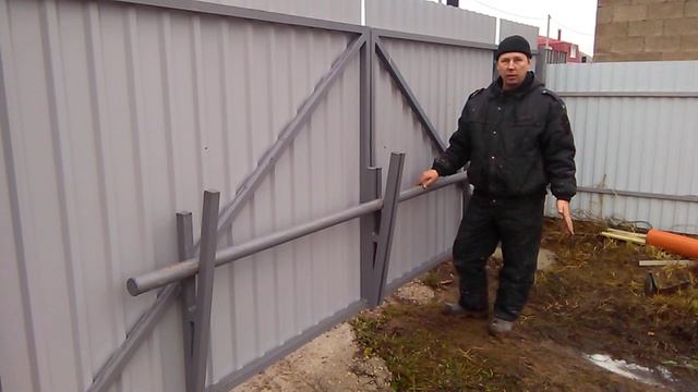 Устройство забора из профлиста С - 20 и ворот с клиновым запором.