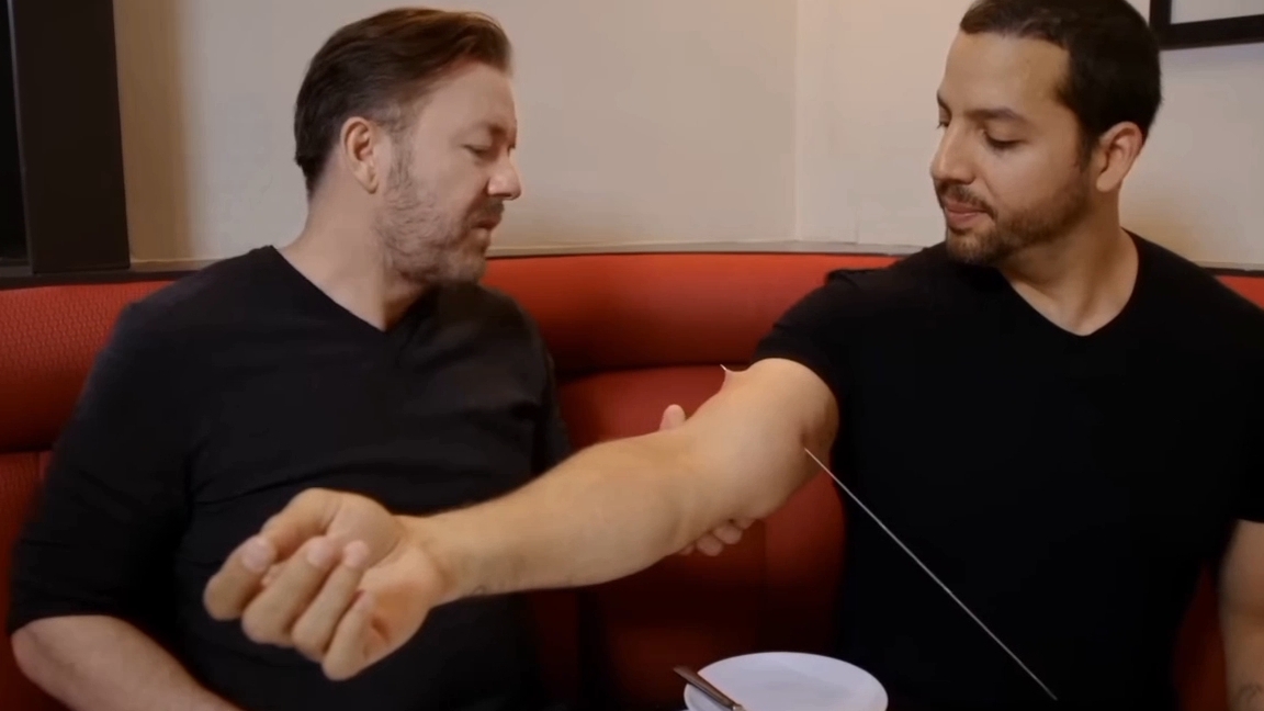 Рики Джервейс видит проколотую руку: правда или магия | Дэвид Блейн