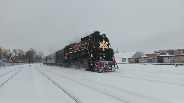 Паровоз Л-5170 с туристическим поездом Киров-Слободской у вокзала Киров-Котласский (10-11.01.2026)
