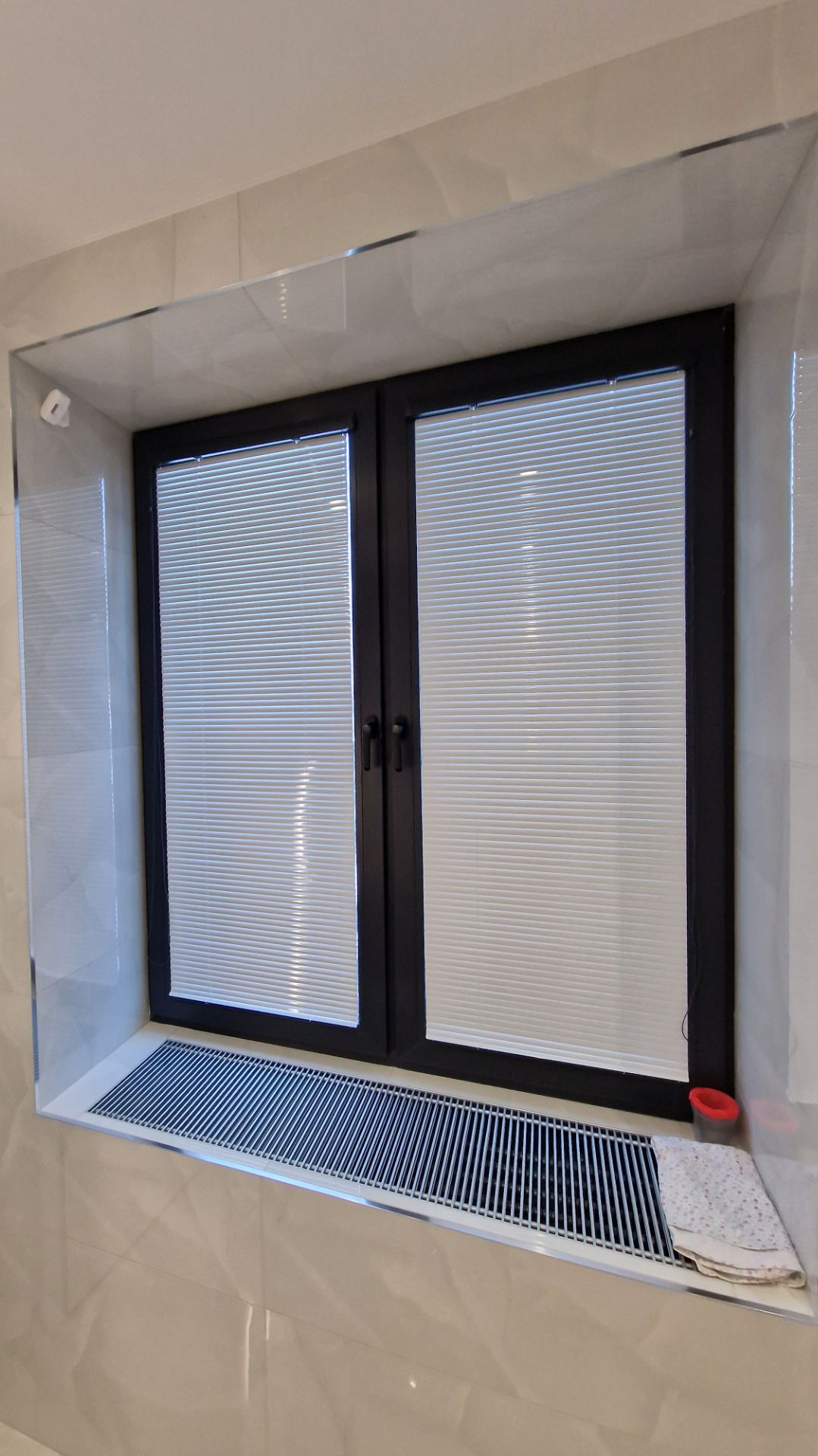 Цвет ламели 1. Кассетные алюминиевые жалюзи 25мм Исотра 2. Фурнитура антрацит.