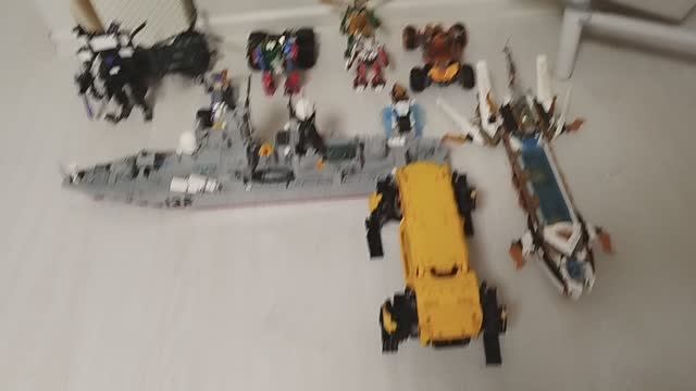 Показывал свою коллекцию LEGO