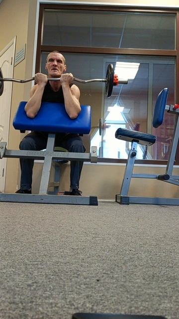 #Фулбоди 4 упражнение 5. Узким хватом в Скотта бицепс. Моя тренировка в 52