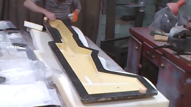 №16- Закладка внутреннего слоя стеклоткани и угольных усилений на 1 половине фюза