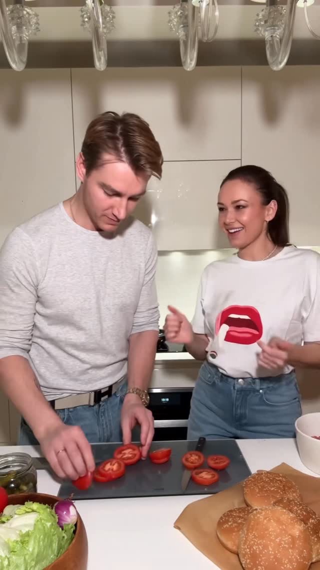 Алексей Воробьев и Аида Гарифуллина - Время с семьей, и, да, мы любим бургеры, а вы? #ОстаньсяСоМной