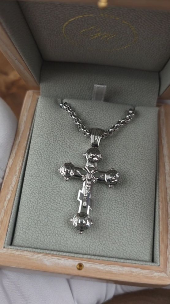 Русский нательный крест с серой ювелирной эмалью и цепью, сделанные из белого золота
