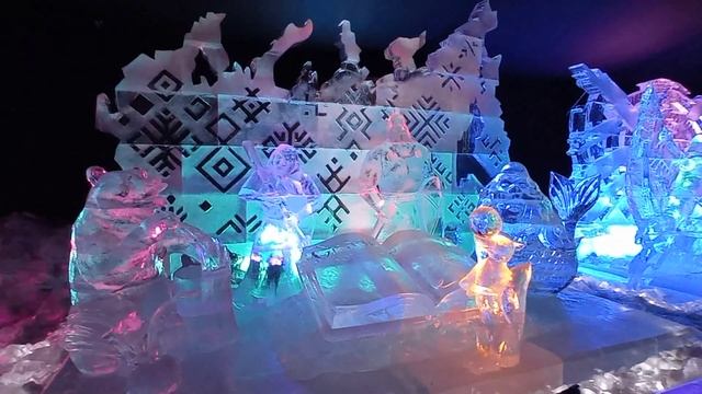 ЛЕДЯНЫЕ ФИГУРЫ В ПЕТРОПАВЛОВСКОЙ КРЕПОСТИ