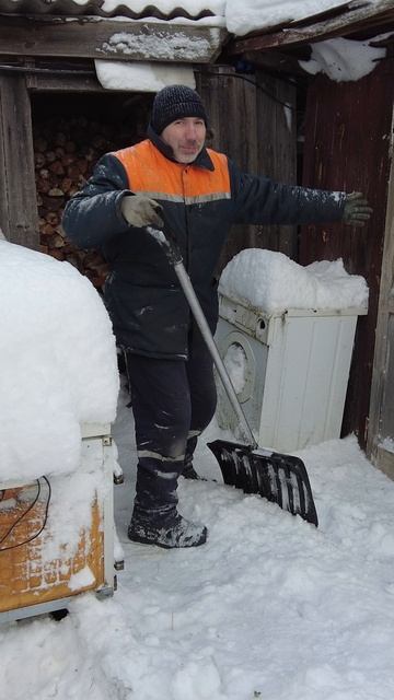 В деревне после циклона. Хочешь в сортир - чисти снег! И покупай бензиновый снегоуборщик!