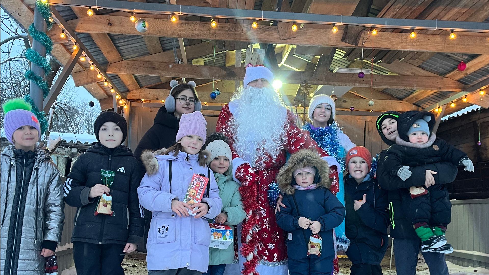 Александр Инкогнито поздравил детишек в деревне с Новым Годом. 2026г д.Истомино