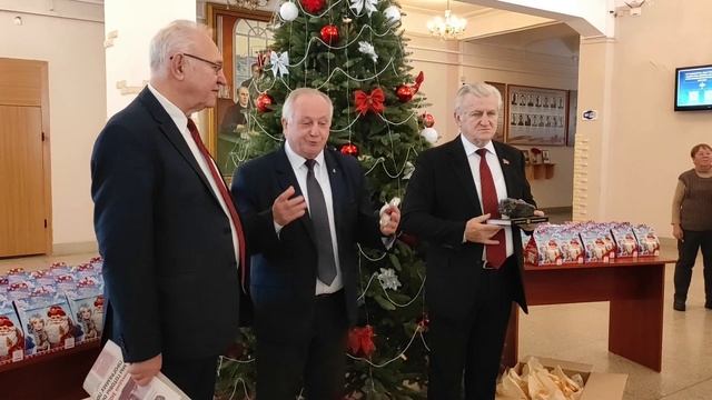 КПРФ привезла детям сотрудников ДонНТУ сладкие подарки к Новому году