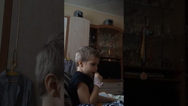 Максим сказку читает про колобка.