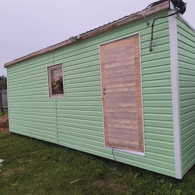 Как выглядит сайдинг на бытовке Что получилось 05.10.2025 г.