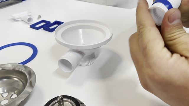 Установка выпуска с переливом А-4007-1 на кухонную металлическую мойку.