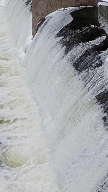 Плотина зимой